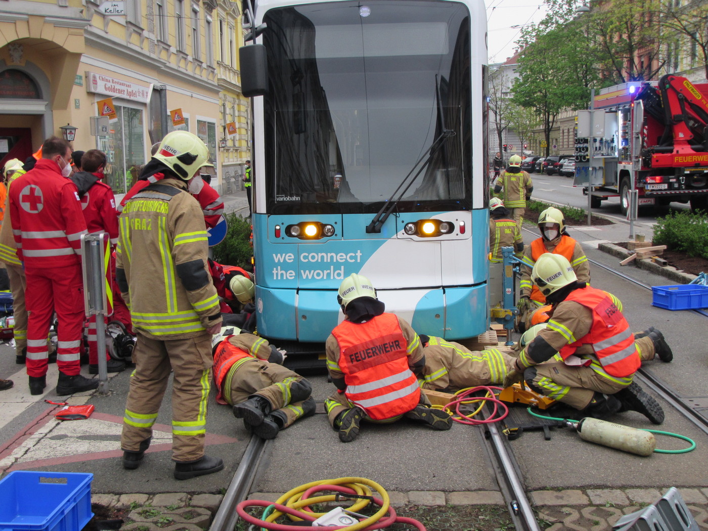 Person unter Straßenbahn - Katastrophenschutz und Feuerwehr der Stadt Graz